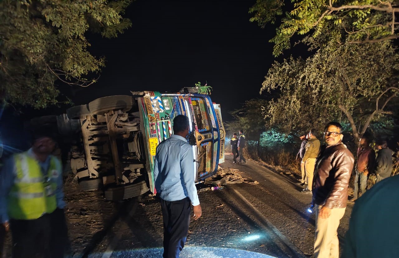 3 killed as truck overturns on loading vehicle in Ratlam: Bodies ...