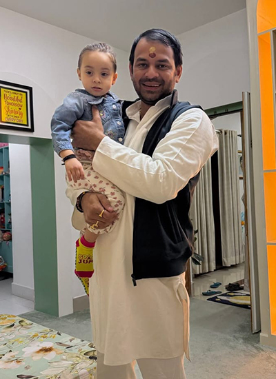 Tej Pratap Yadav Visits Rabri Residence | Invites Family for Dahi-Chura ...