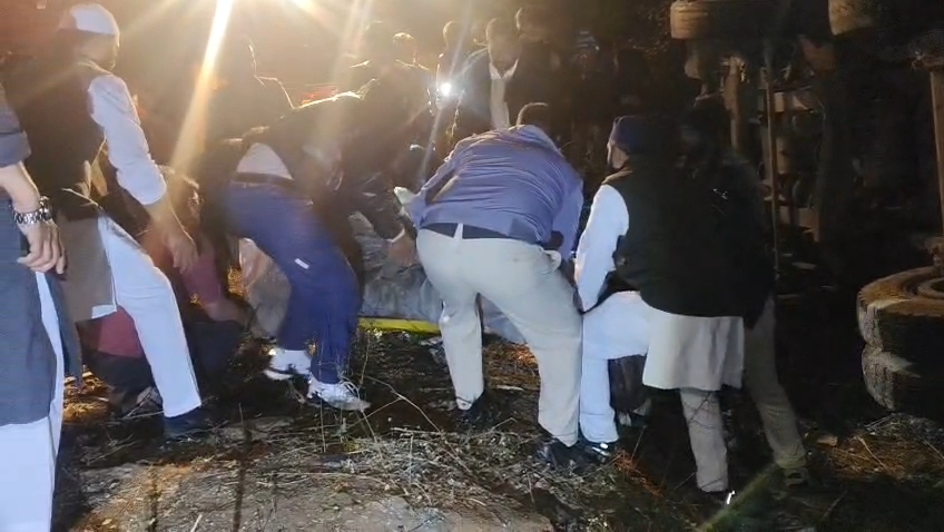 3 killed as truck overturns on loading vehicle in Ratlam: Bodies ...