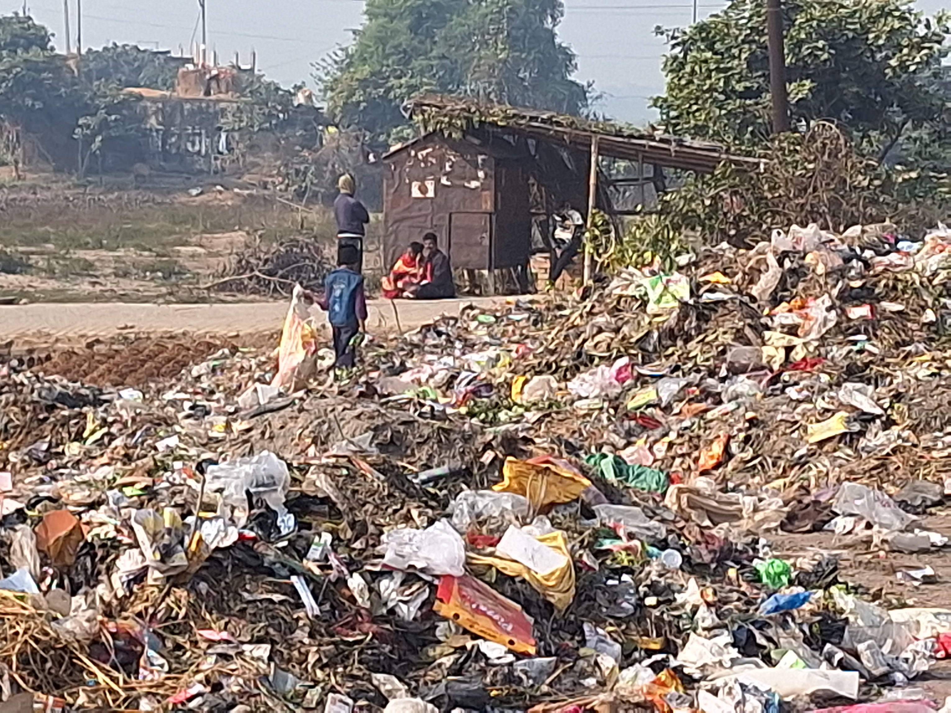 Ghazipur Garbage Dump Near MRF Center; Kashiram Colony Residents Suffer ...