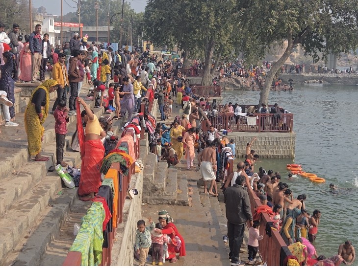 Orchha Betwa River Snan | Ramraja Temple Darshan on Makar Sankranti ...