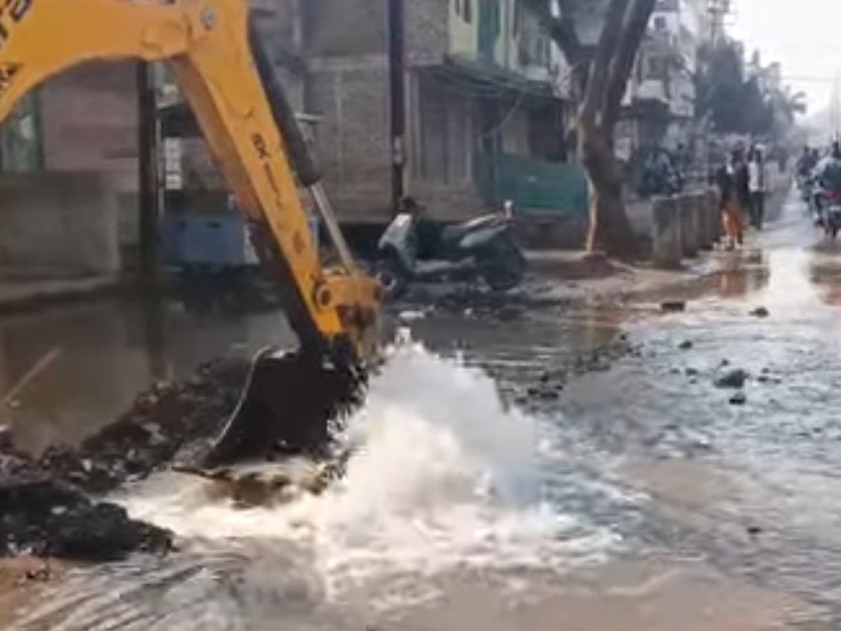 Ganjbasoda Pipeline Burst Causes Waterlogging, Traffic Disruption ...