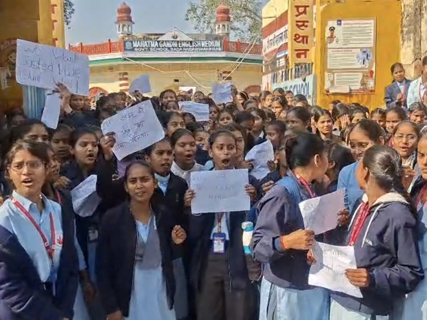Dholpur Students Protest Principal Transfer | School Gate Dharna