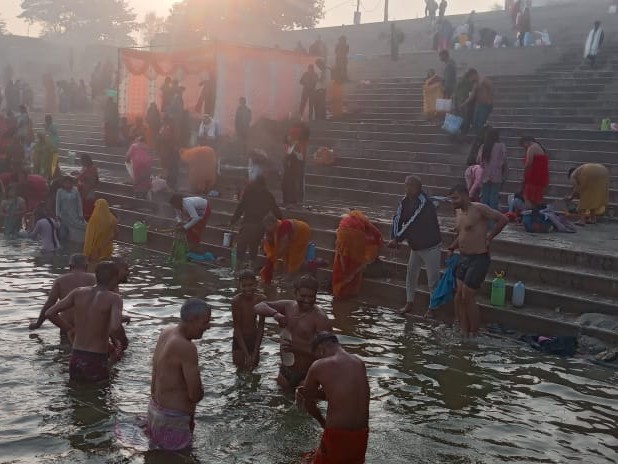 Gahmar Narwa Ghat Ganga Snan | Makar Sankranti Devotees Offer Prayers