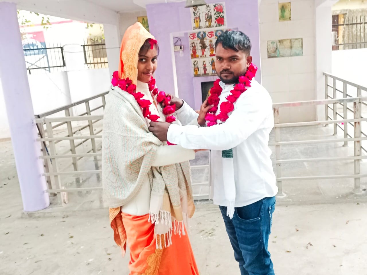 Mainpuri Couple Marries in Tehsil Temple | God & Advocate Witnesses