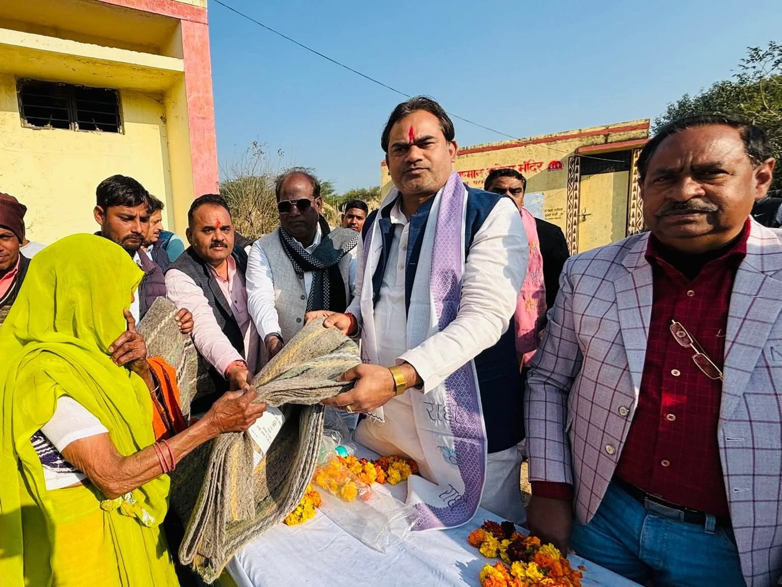 Gadsan Relief | Former MLA Hariom Yadav Distributes Blankets