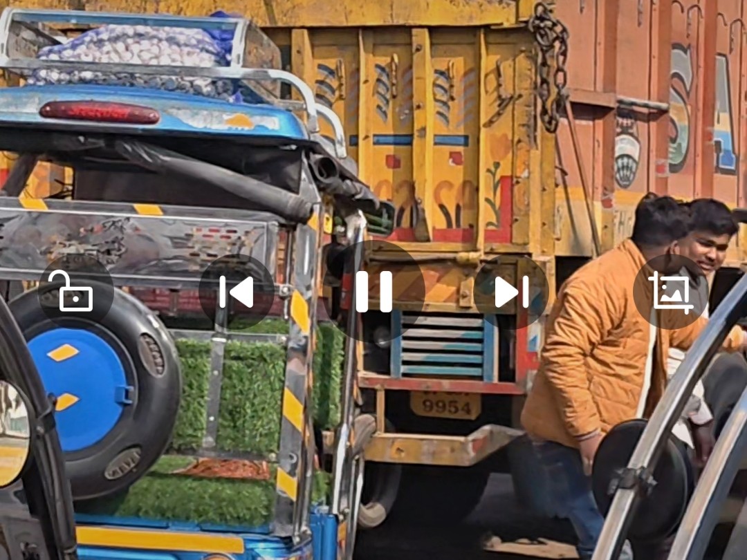 Padrauna Truck Jam Disrupts Market, Traffic Chaos Ensues