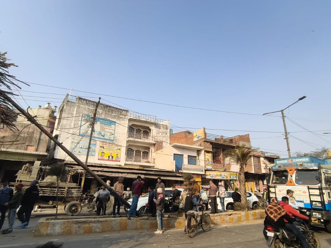 Syohara Accident | Overloaded Sugar Cane Truck Breaks Electricity Pole