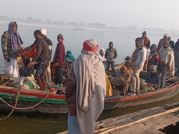Gahmar Narwa Ghat Ganga Snan | Makar Sankranti Devotees Offer Prayers