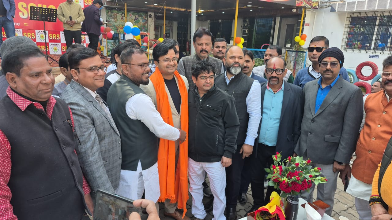 Abhinav Kala Sangam organized a feast of curd and chuda.