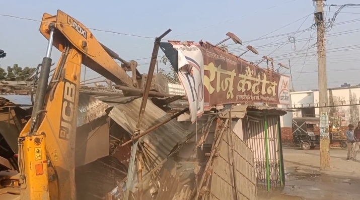 The corporation's bulldozer ran against encroachers near the bus stand.