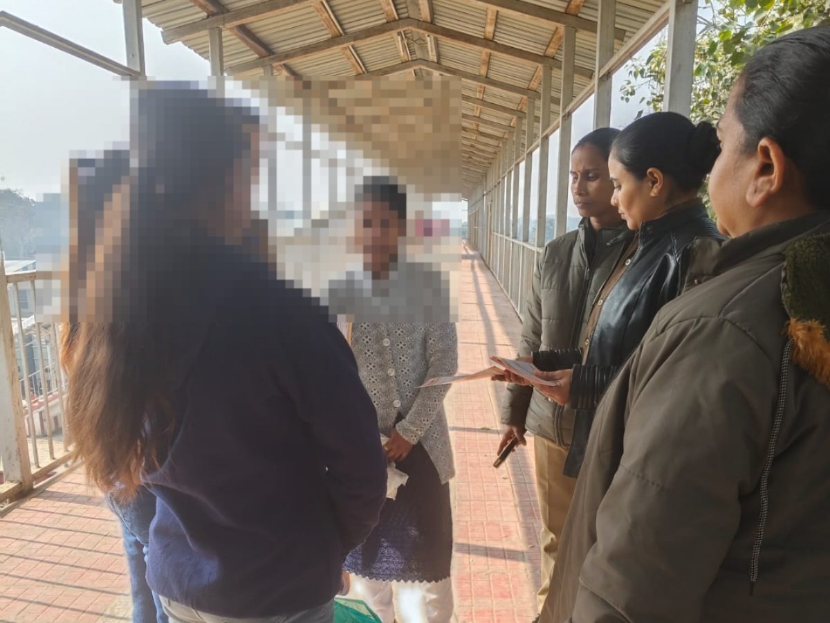 Pratapgarh Mission Shakti | Anti-Romeo Team Awareness & Checking at ...