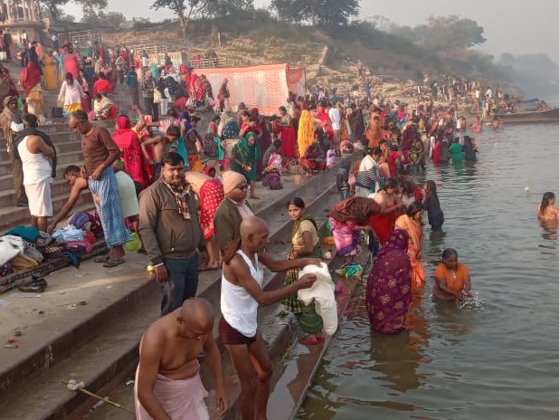 Gahmar Narwa Ghat Ganga Snan | Makar Sankranti Devotees Offer Prayers