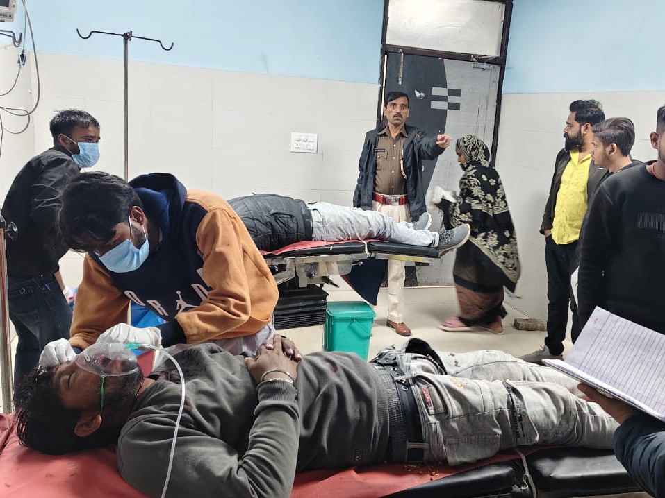 Bihar Road Accident: Bike Overturns, Three Friends Injured; Dial 112 Offers Help