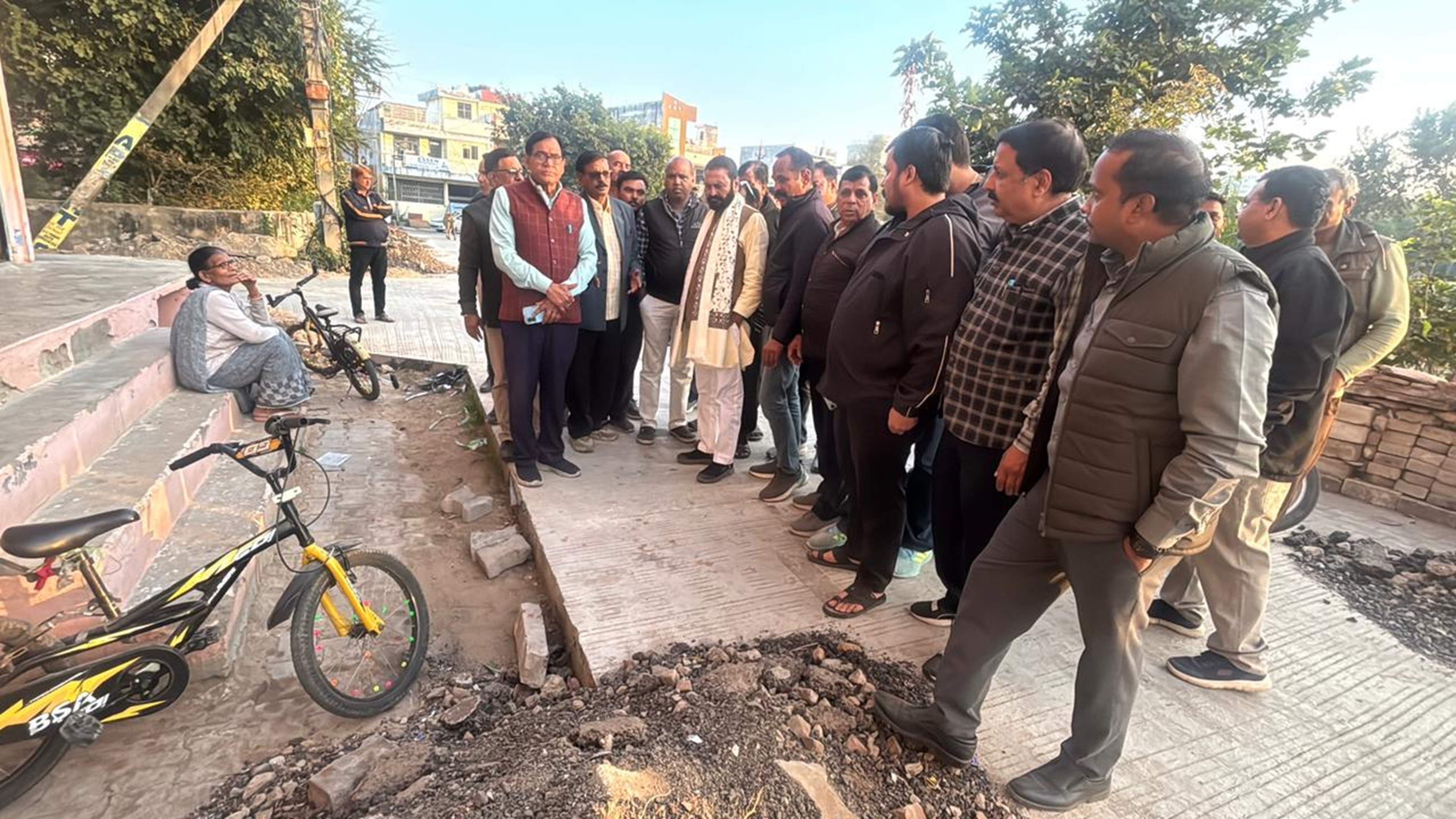 MLA stops car after seeing pothole, engineer reprimanded