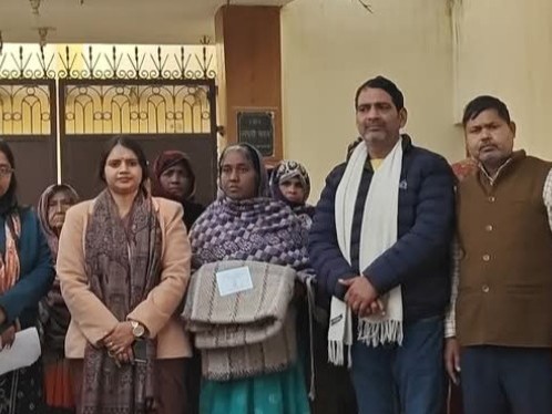 Varanasi Bankat Village Blanket Distribution | Poonam Maurya Aids Needy