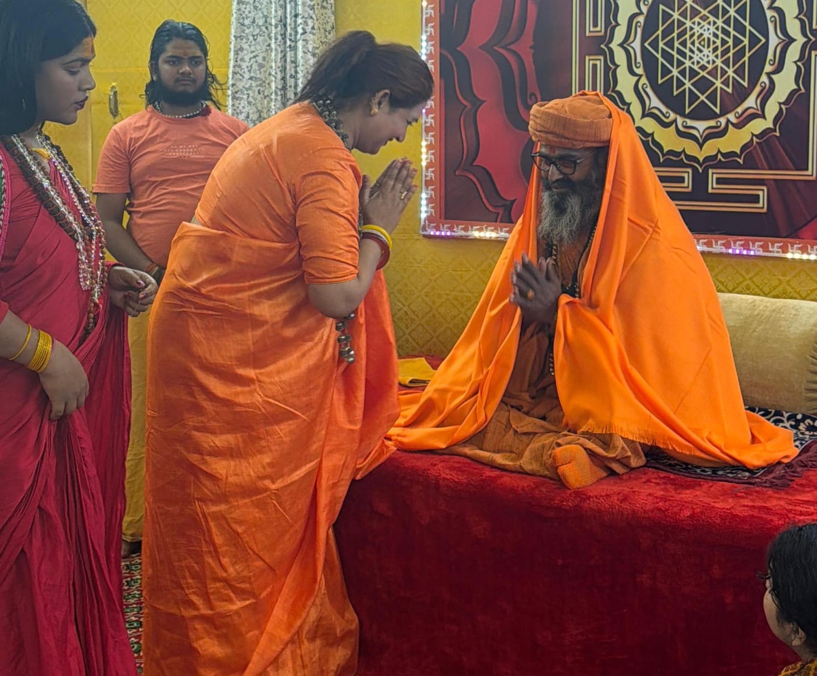 Prayagraj Magh Mela: Kinnar Akhara Mahamandaleshwar Rajeshwari Nand ...