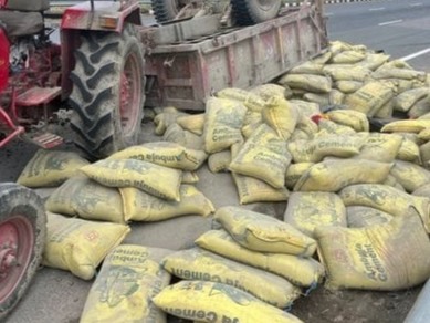 Rajoun Bus Stand Tractor Overload Accident | Driver Khalsi Safe