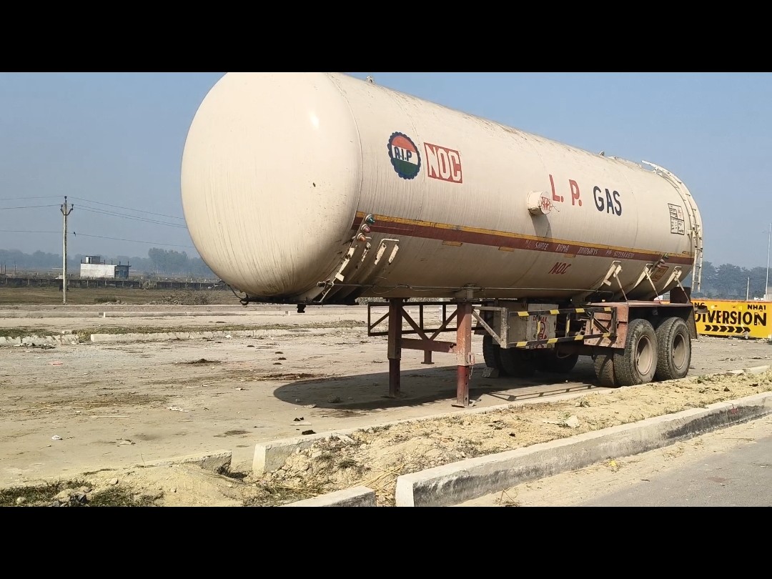 Nautanwa-Sonauli Route Fog Accident Risk Increased | Trucks Pose Danger