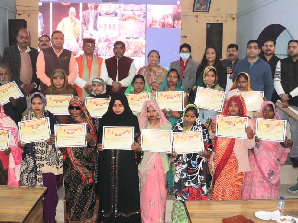 CM Yogi Distributes ₹2000 Cr to 2 Lakh Beneficiaries | Pratapgarh Housing