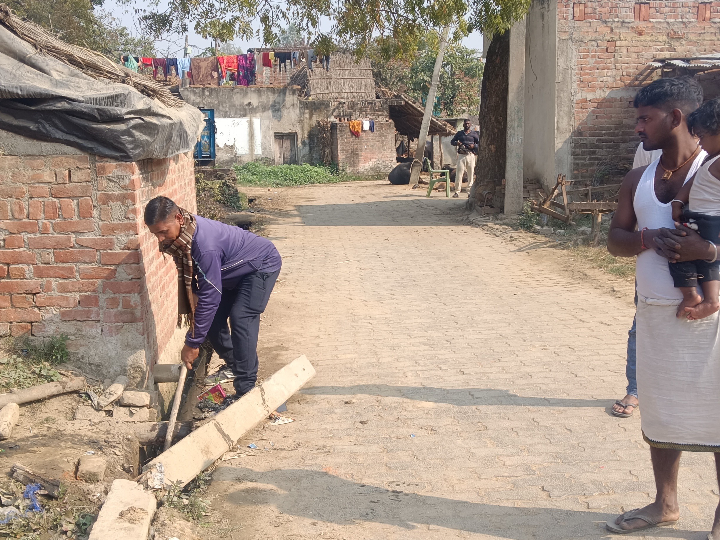 Sitapur: Safai Karmchari Devendra Yadav Cleans Drains in Narhariyapur ...