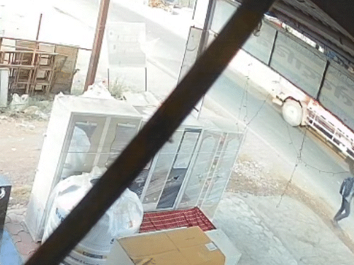 Khargone Accident: Speeding Car Kills Trader, Injures Father & Daughter