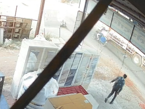 Khargone Accident: Speeding Car Kills Trader, Injures Father & Daughter