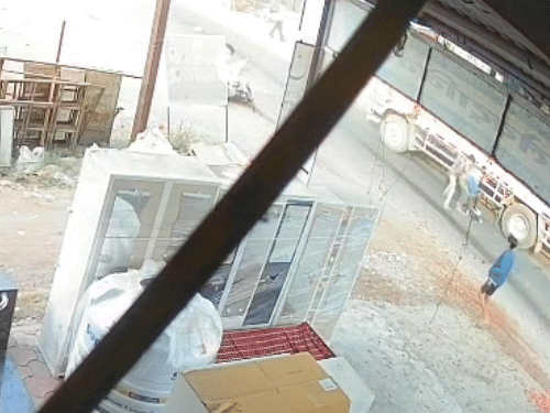 Khargone Accident: Speeding Car Kills Trader, Injures Father & Daughter