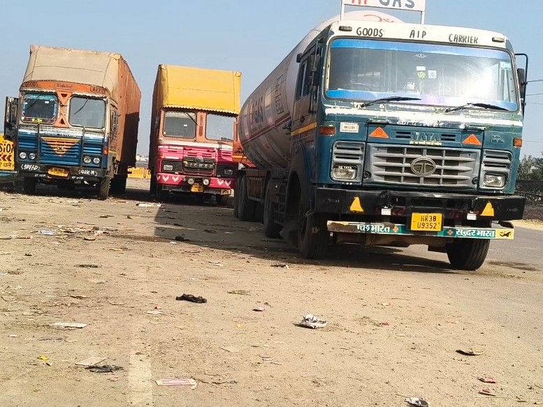 Nautanwa-Sonauli Route Fog Accident Risk Increased | Trucks Pose Danger