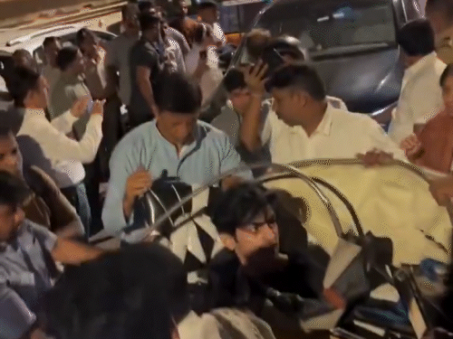 Mumbai actor akshay kumar car auto accident Twinkle Khanna