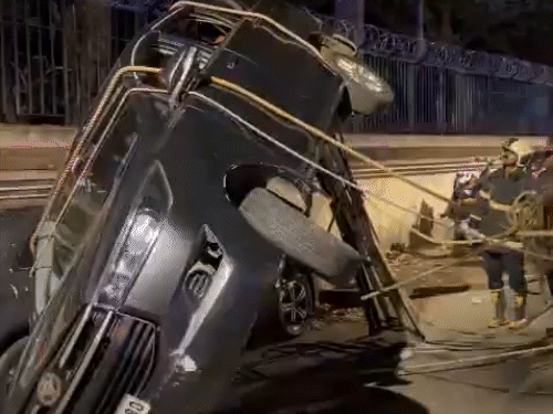 Mumbai actor akshay kumar car auto accident Twinkle Khanna