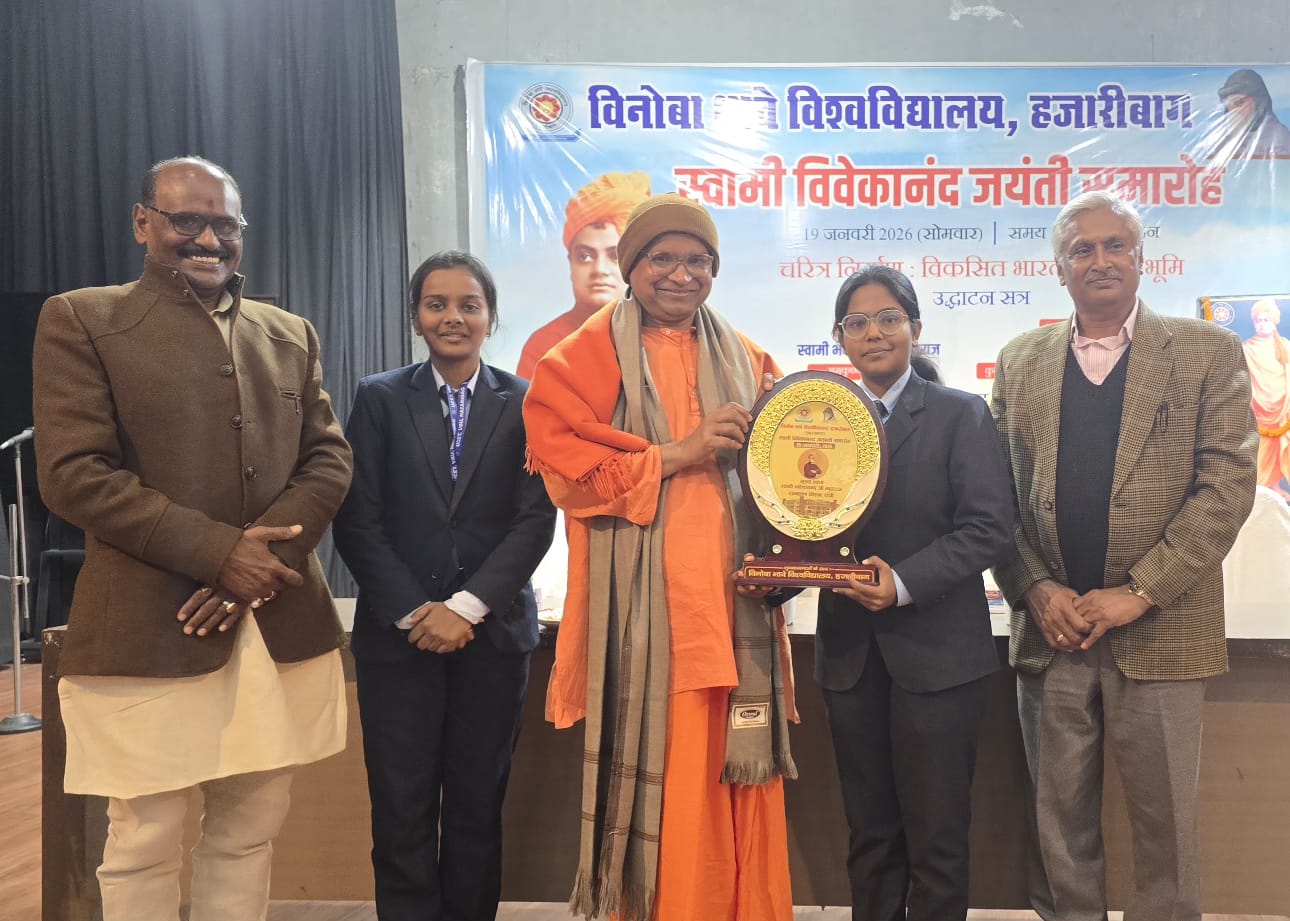 The Vice Chancellor honoured the winners of the speech competition.