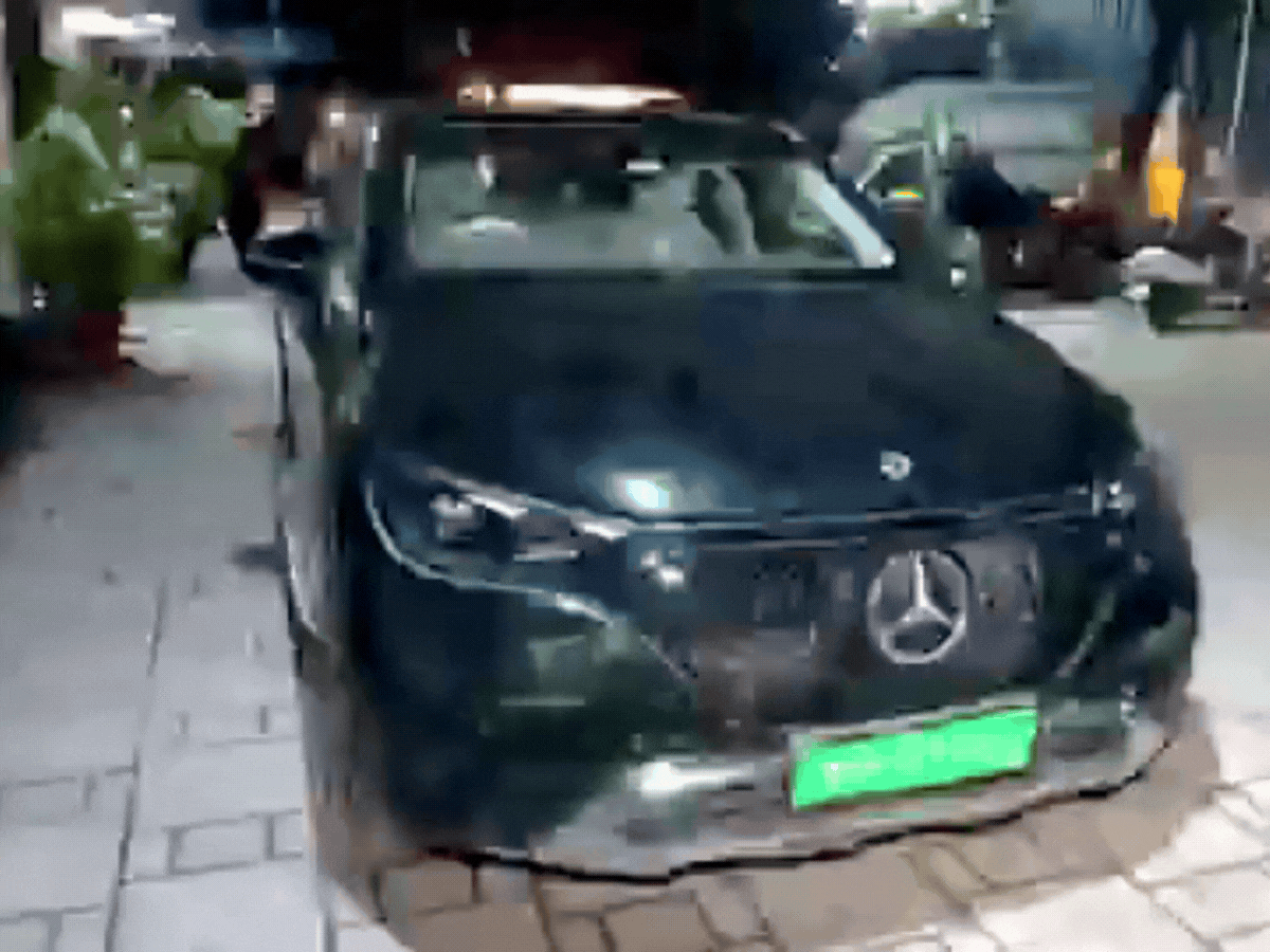 Mumbai actor akshay kumar car auto accident Twinkle Khanna