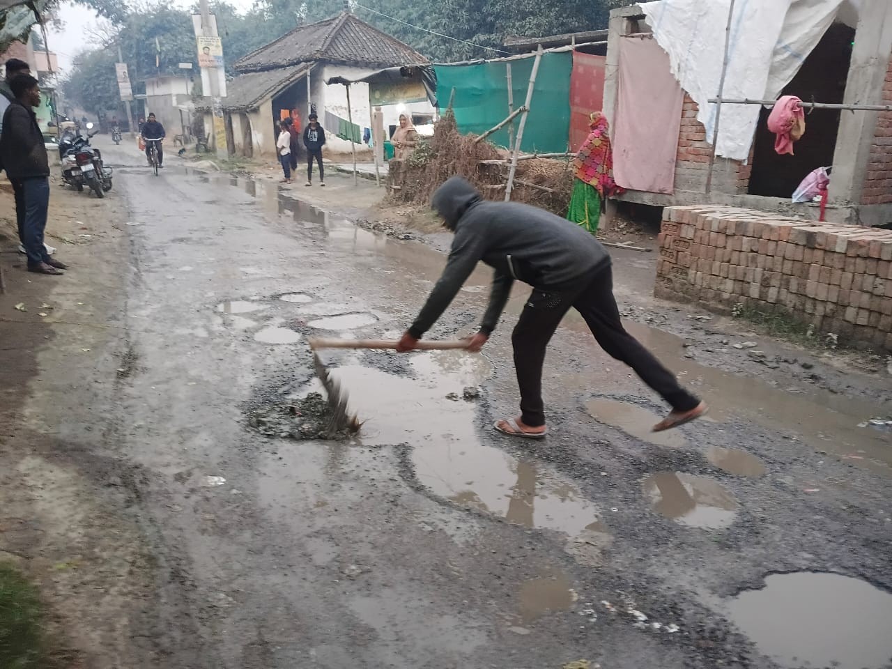 Gauspur Road Badly Damaged by Water Leakage, Causing Traffic Issues
