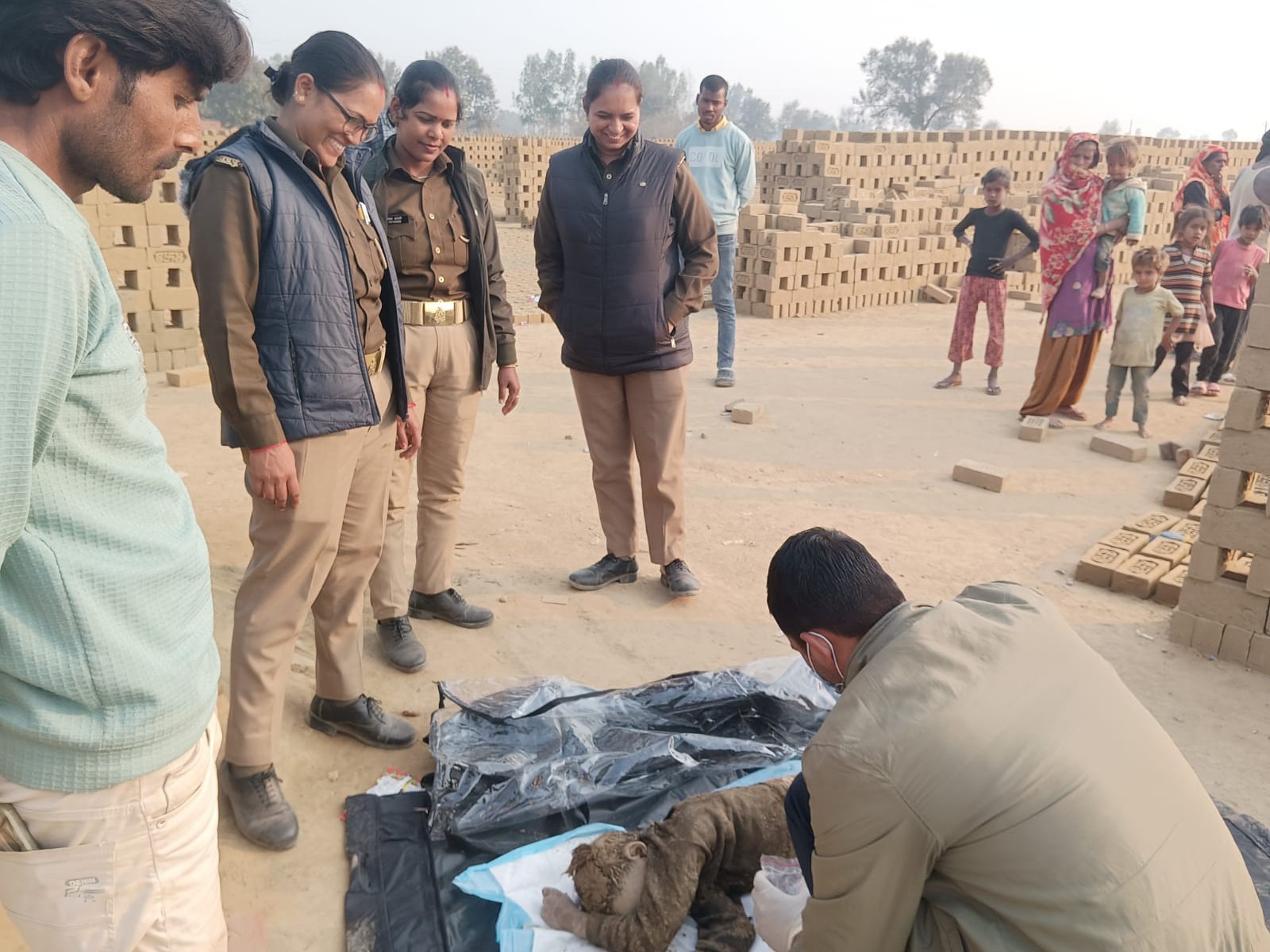 UP Girl Drowns in Brick Kiln Pit | Police Forensic Team Investigate