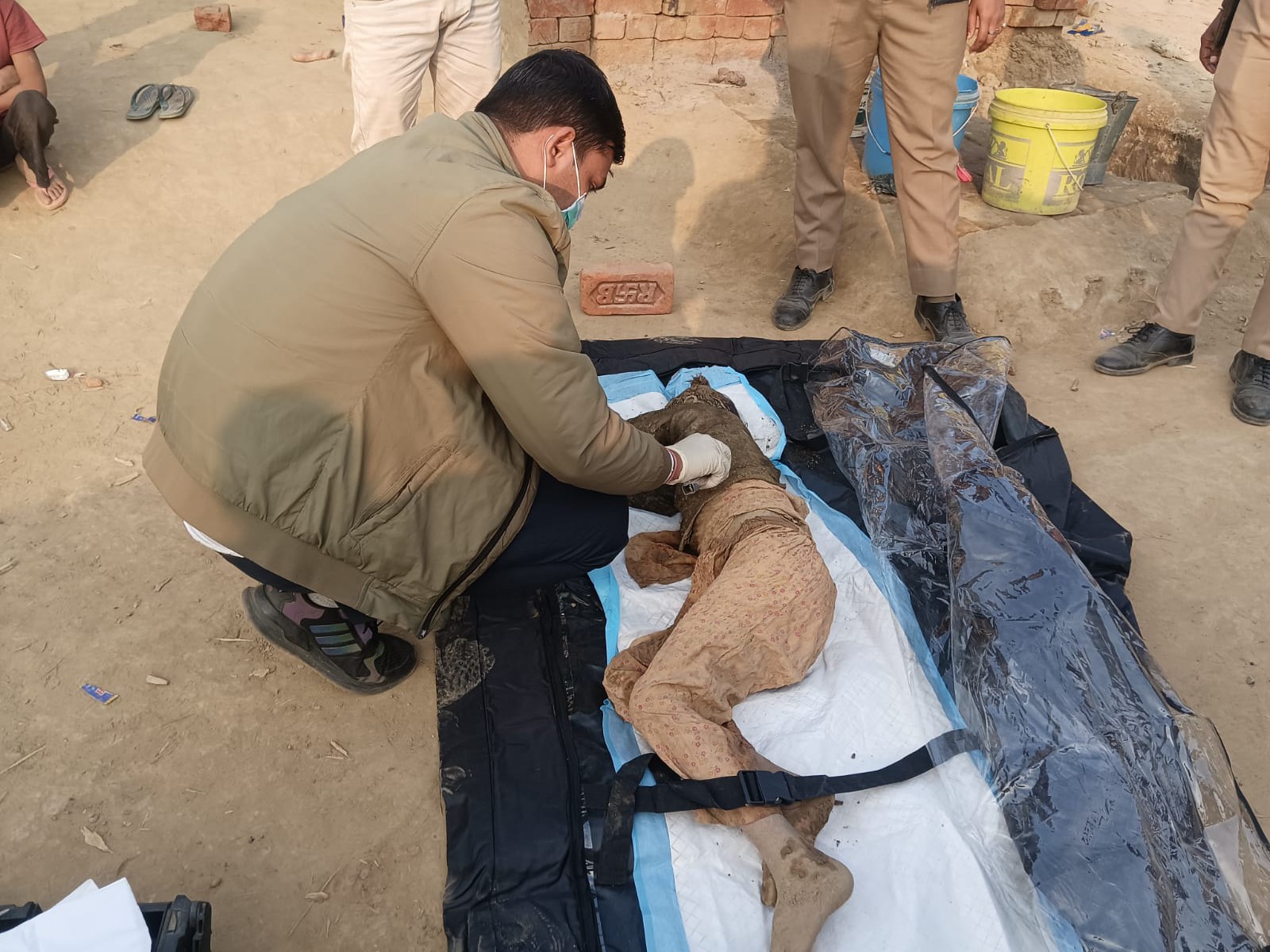 UP Girl Drowns in Brick Kiln Pit | Police Forensic Team Investigate