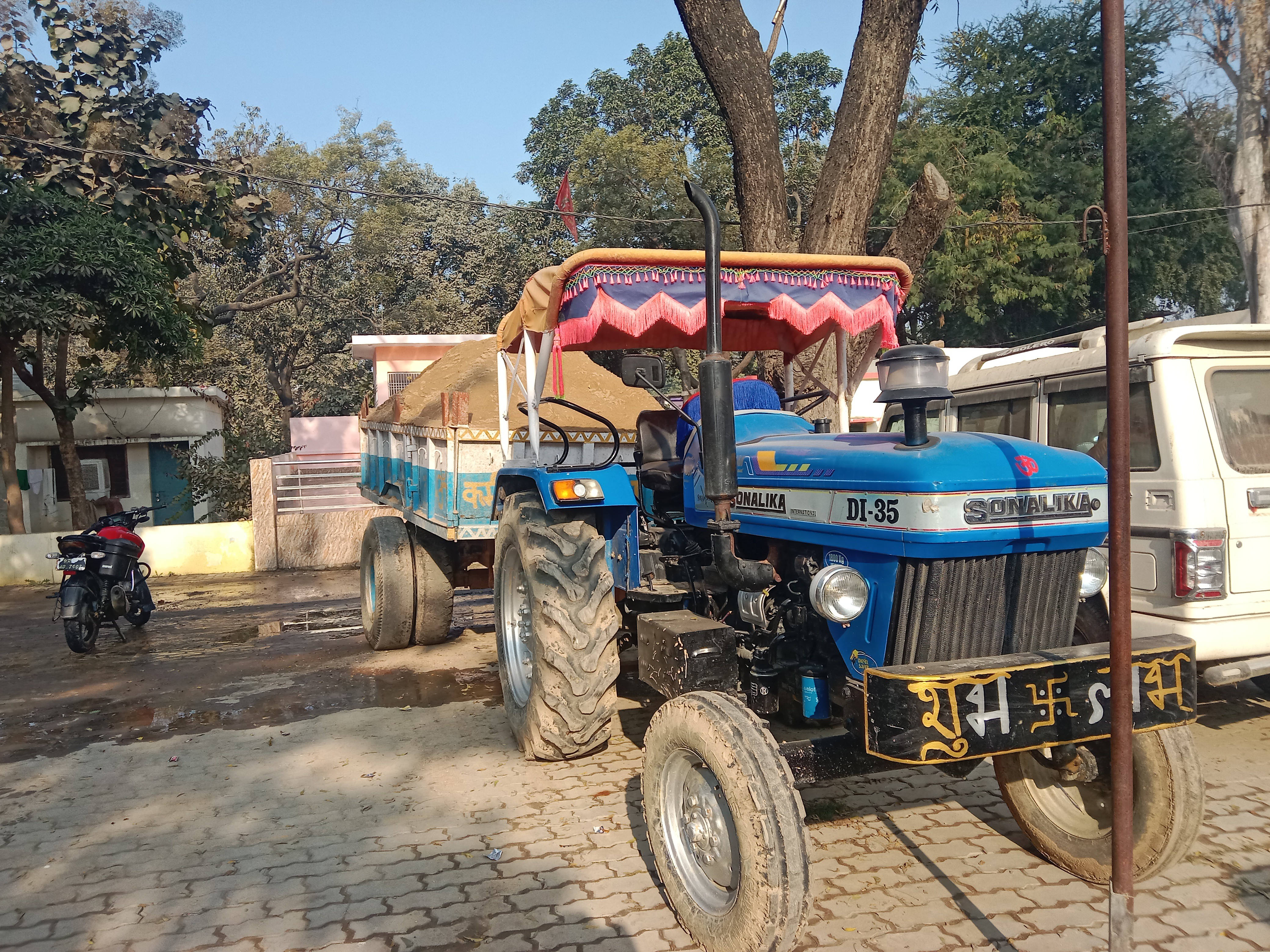Mau: Tractor Laden With Sand Seized From Tadi Village, No Documents Found