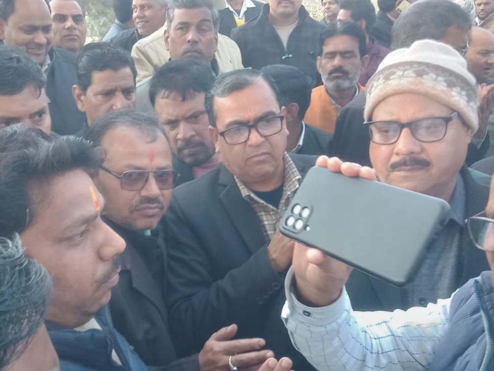 Haidergarh Marpit Protest | Manager Receives Memorandum, Toll Fee ...