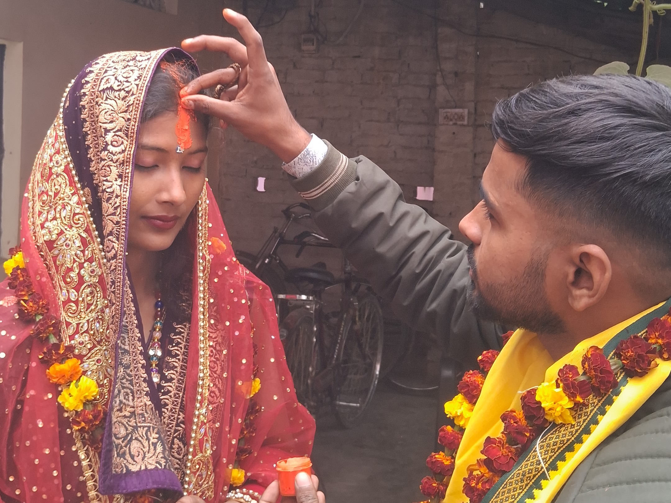 Viral Girl Khushi Singh Marries Boyfriend Karan at Prayagraj Temple