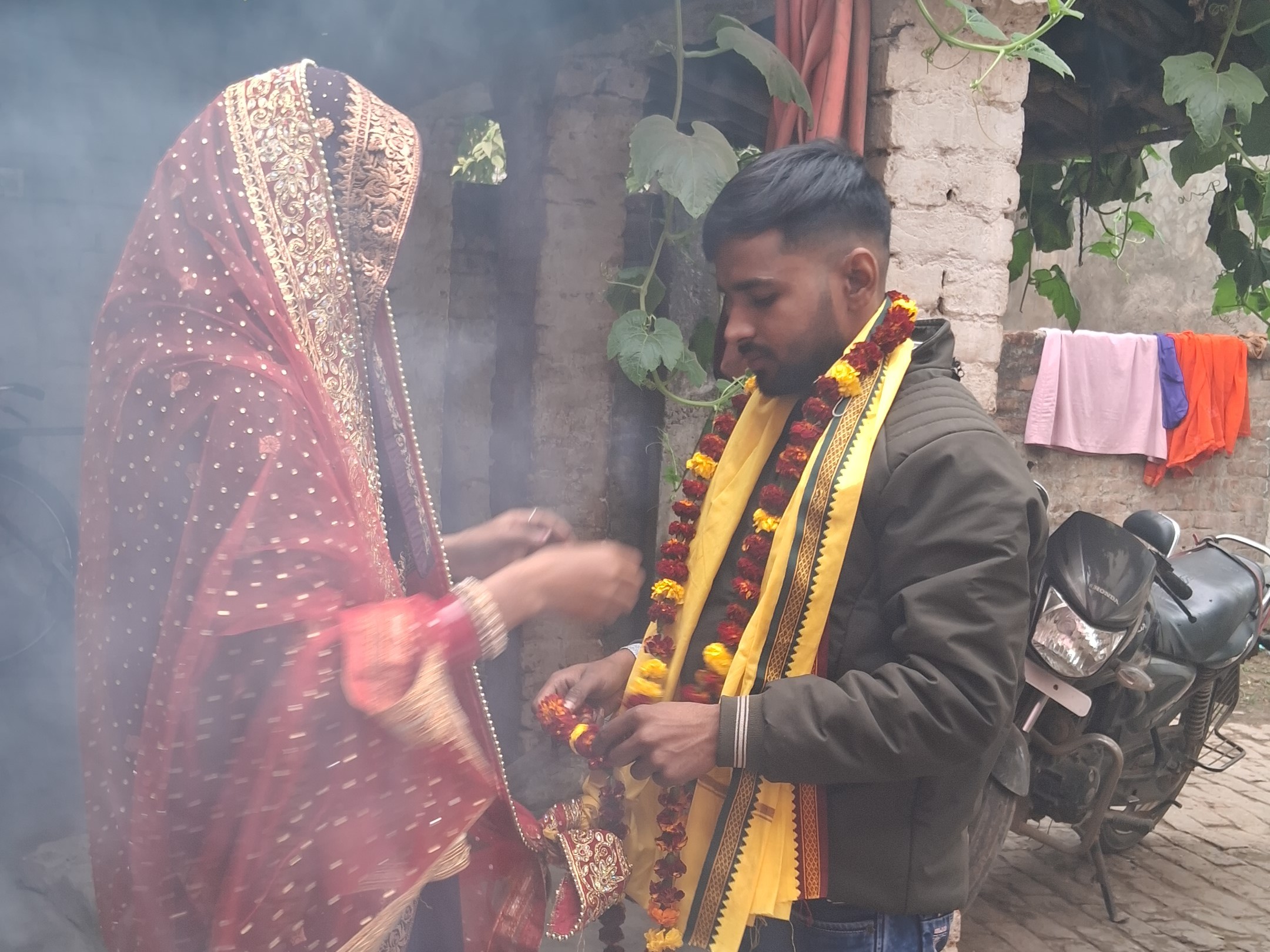 Viral Girl Khushi Singh Marries Boyfriend Karan at Prayagraj Temple