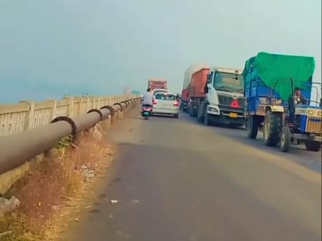 Barwani Road Collapse: 3-Meter Pit on MP-Gujarat Highway | Pipeline ...