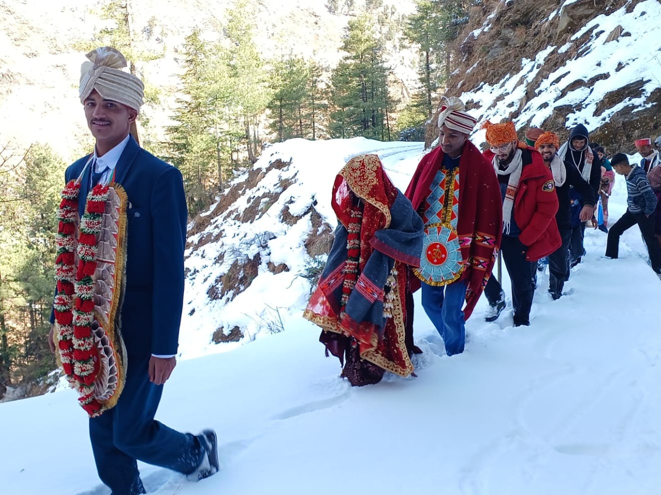 Mandi Snow Wedding: Bride Walks 4 Feet Ice, Groom Brings Her on Foot