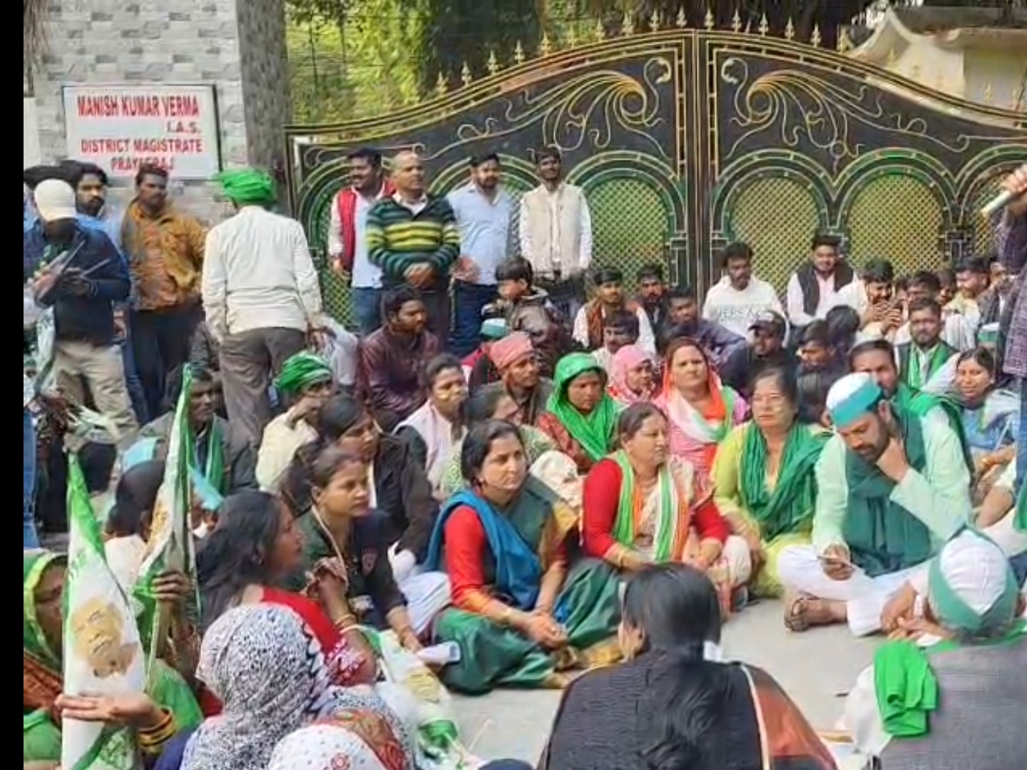 Prayagraj Farmers Protest Mega Project | DM House Gherao