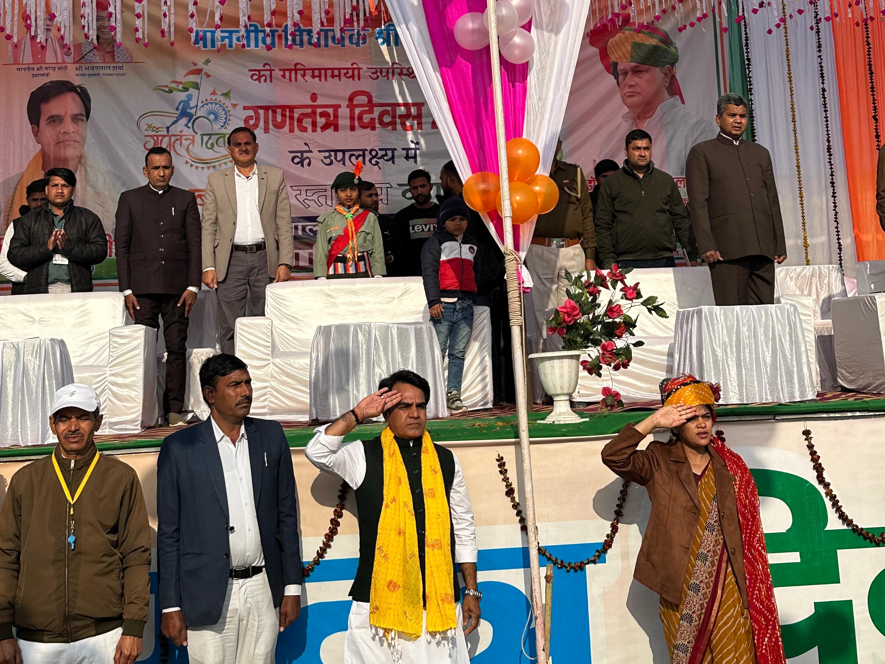 Mahuwa Republic Day: SDM Flag Hoisting, MLA राजेंद्र मीणा Salutes March ...