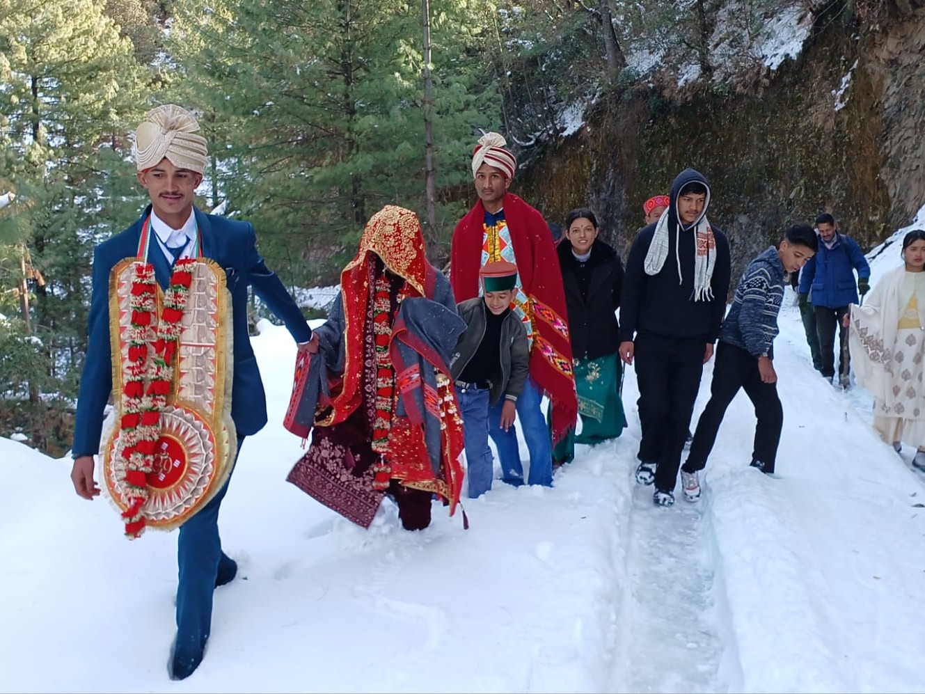 Mandi Snow Wedding: Bride Walks 4 Feet Ice, Groom Brings Her on Foot
