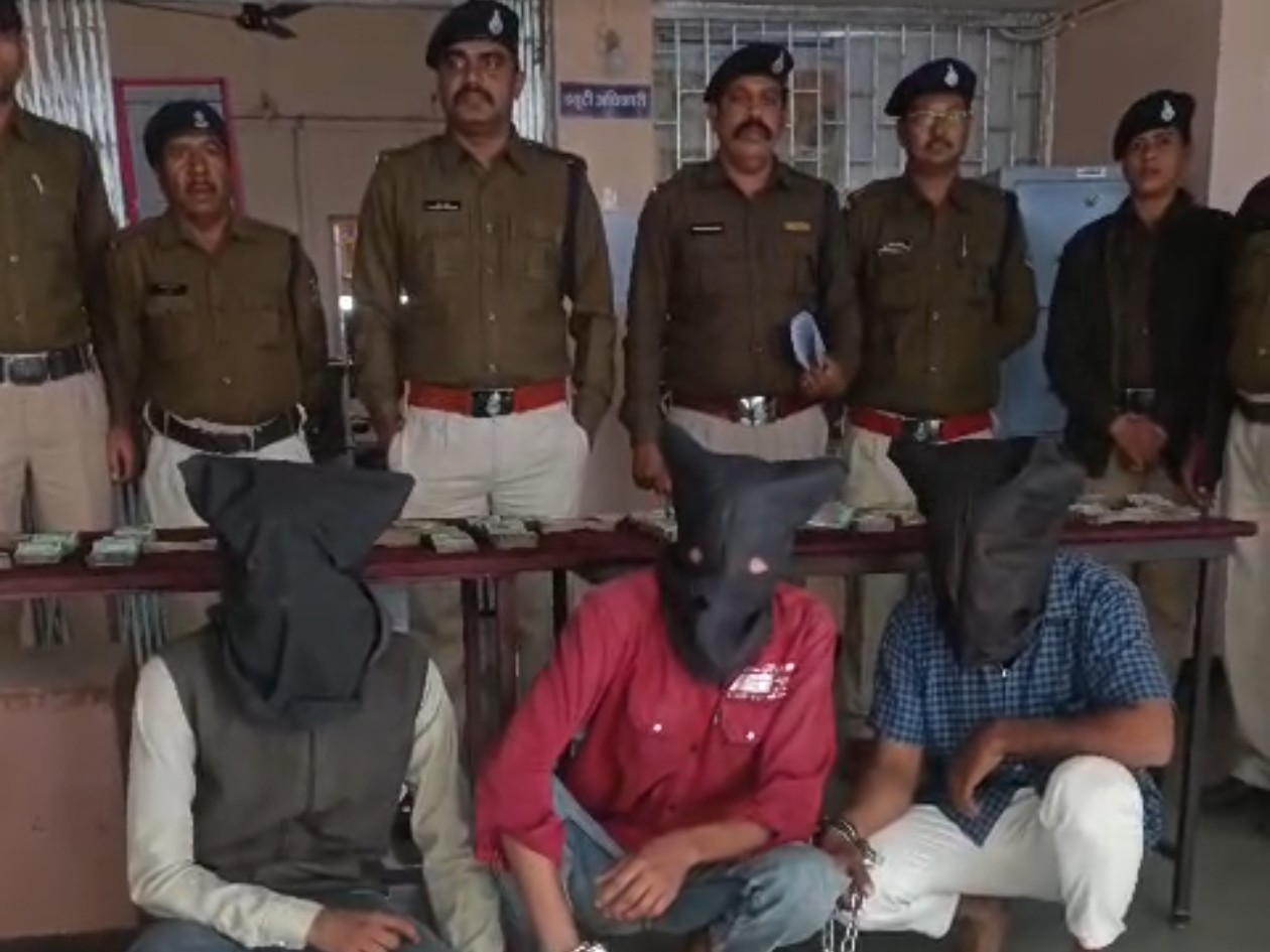 Dhamnod Mirchi Trader Robbery Solved | 3 Arrested, Rs 1.95 Lakh Cash & Bike Recovered