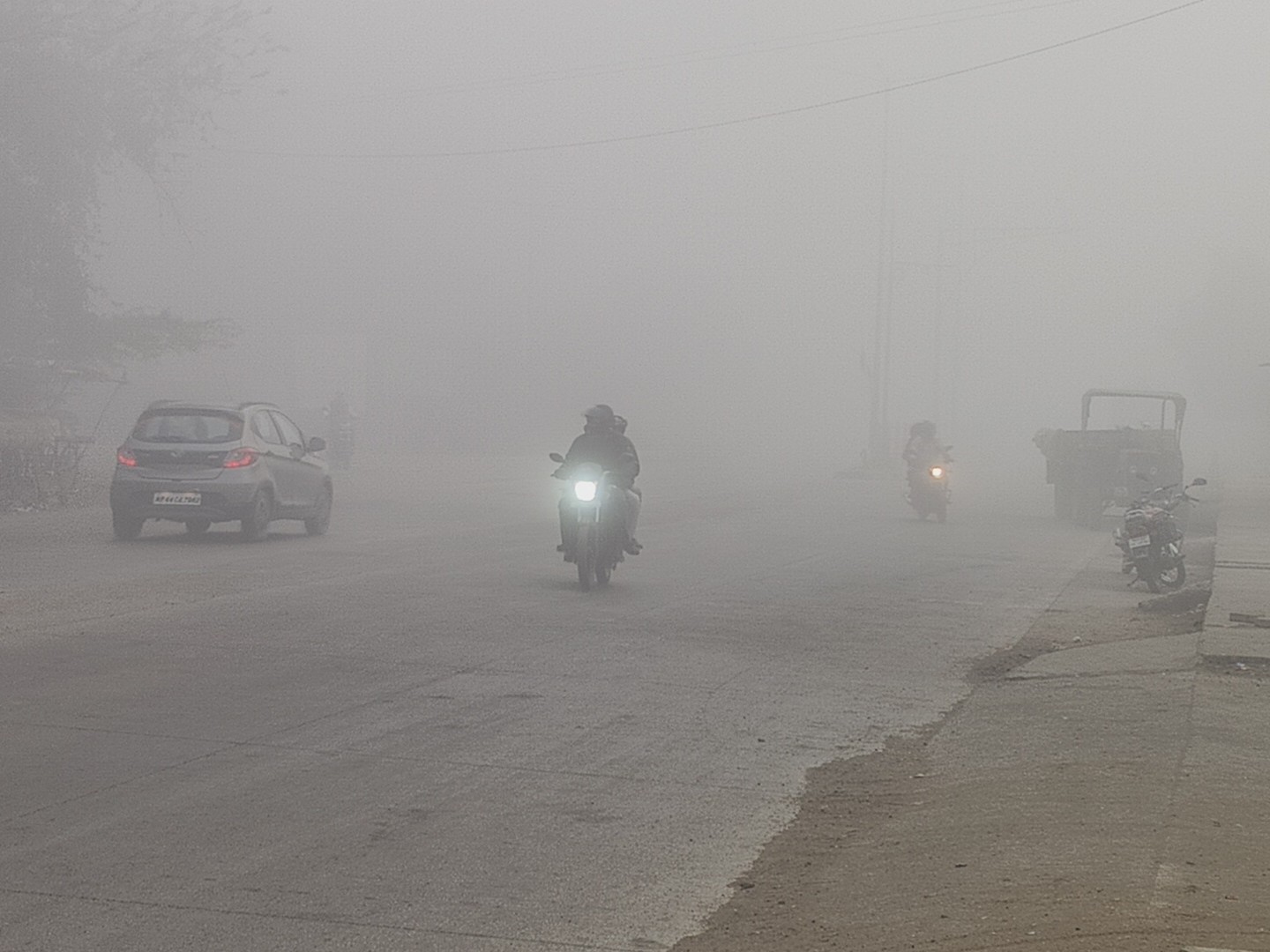 Neemuch Fog Alert | Drivers Use Headlights; Rain Advisory Issued