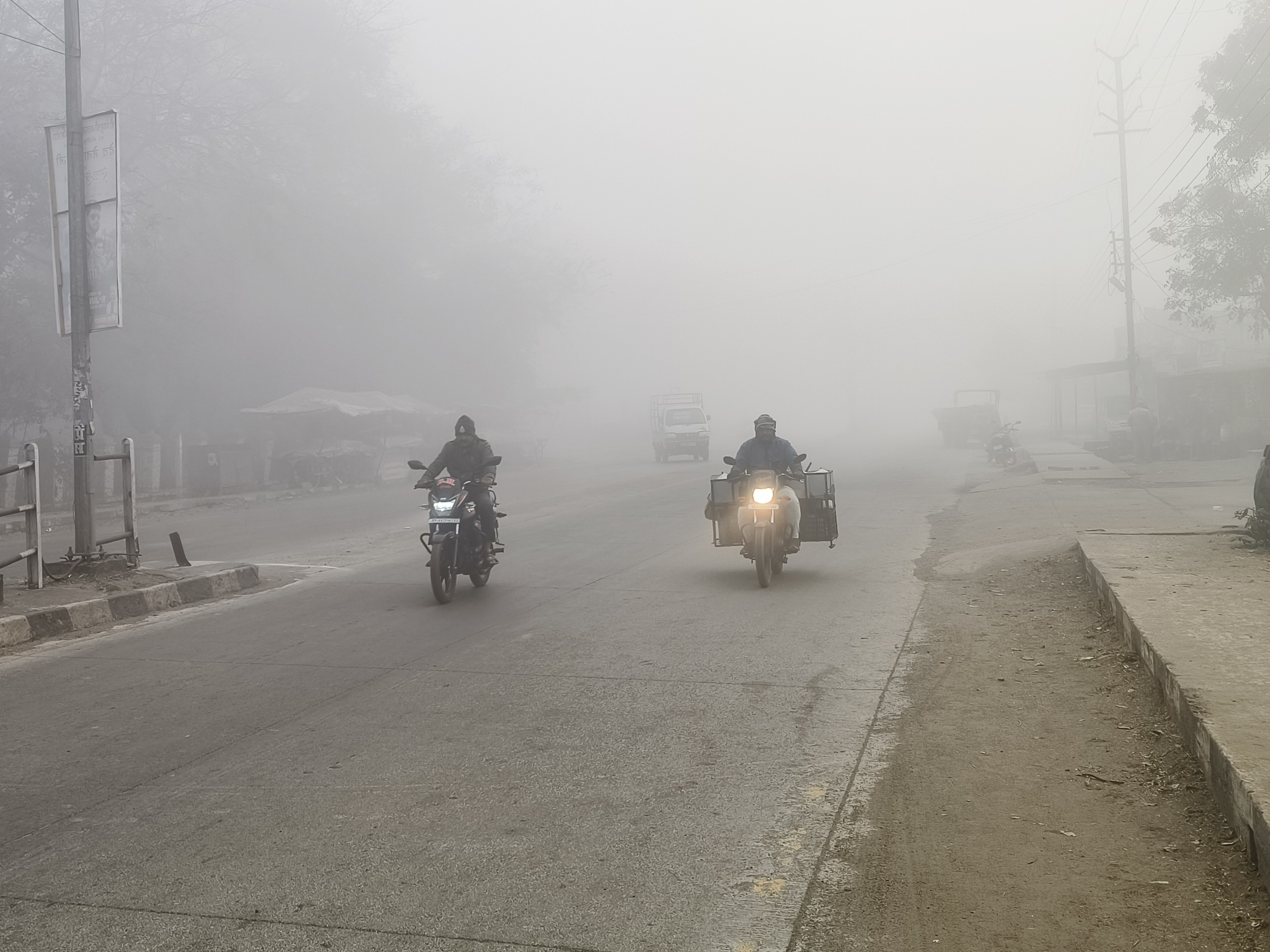 Neemuch Fog Alert | Drivers Use Headlights; Rain Advisory Issued