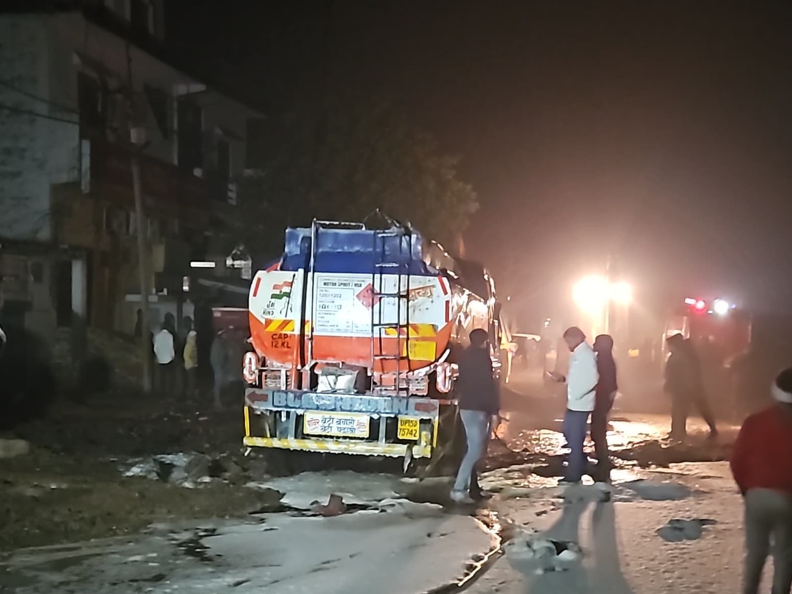 Meerut-Baraut Road Tanker Overturns | 12,000 Liters Fuel Spills