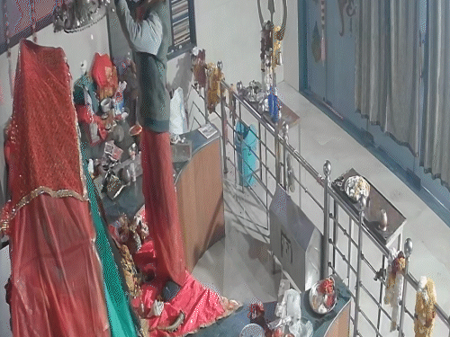 Ujjain Ashapuri Temple Theft | Saffron Dhoti Thief Steals 16 Lakhs